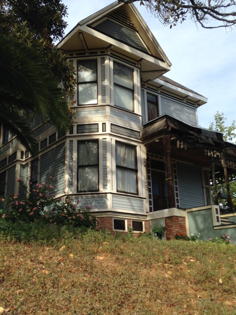 MICHAEL JACKSON'S 'THRILLER' HOUSE: A Zombie Haven of Musical history ...